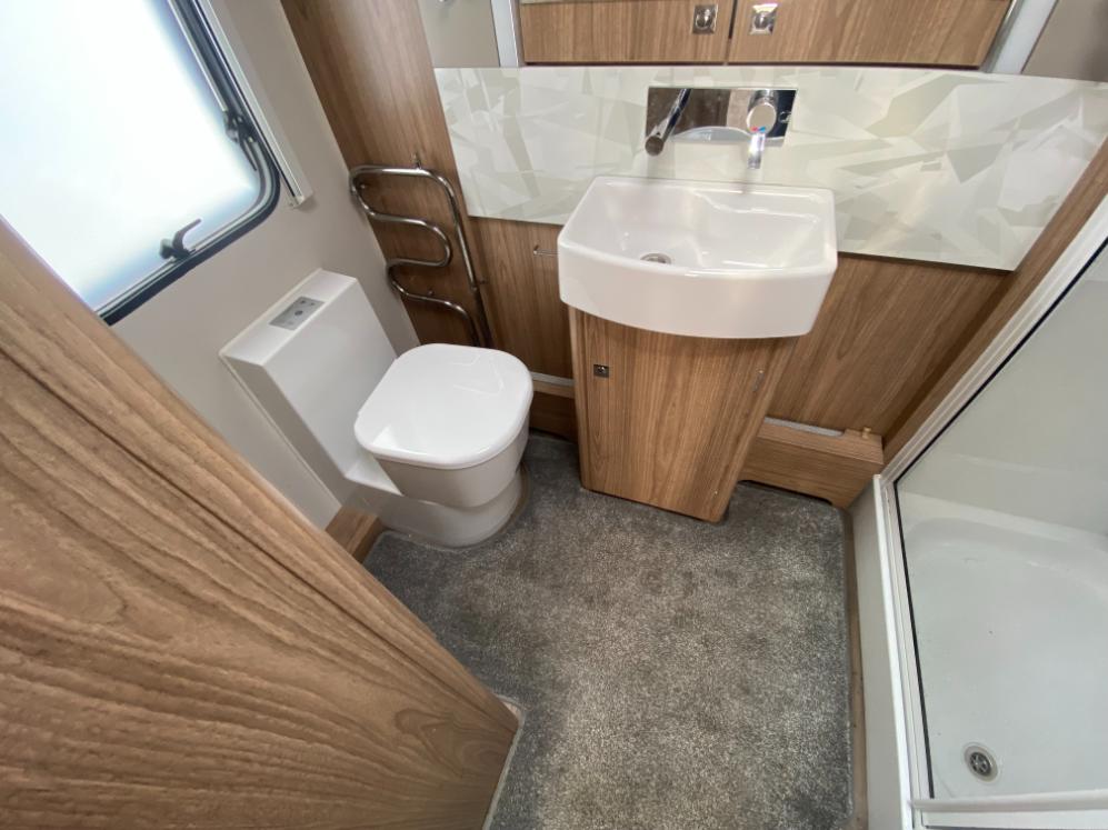 2018 Coachman VIP 520 - Raymond James Caravans